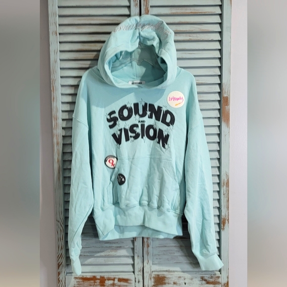 Daydreamer | Tops | Daydreamer Sound And Vision Patch Pocket Graphic ...